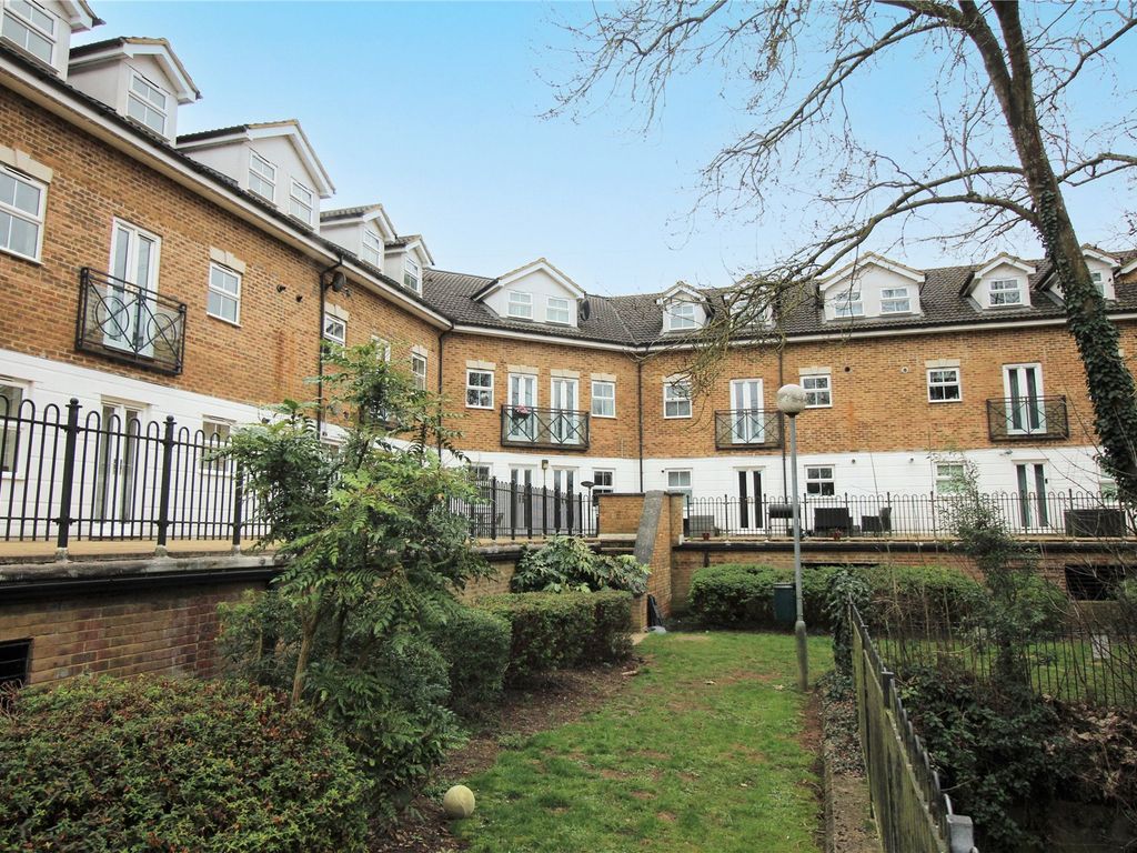 2 bed flat for sale in Wraysbury, Staines, Surrey TW19 - Zoopla
