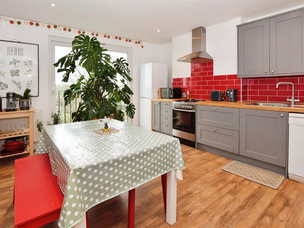 2 bed flat to rent in Nether Street, London N3, £1,700 pcm - Zoopla