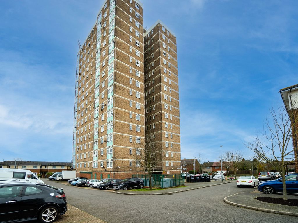 2 Bed Flat For Sale In Hatch Grove Chadwell Heath Romford Rm6 £