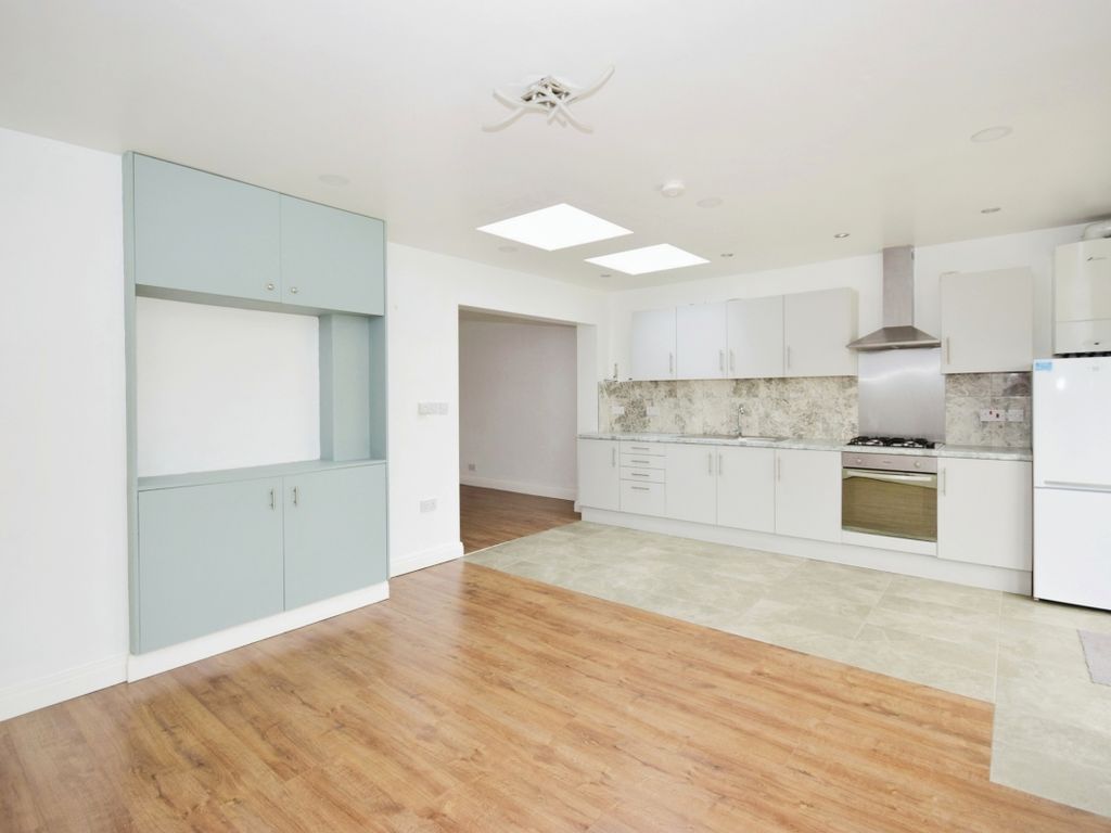 4 Bed Semi Detached House To Rent In Oakfield Gardens Carshalton Sm5