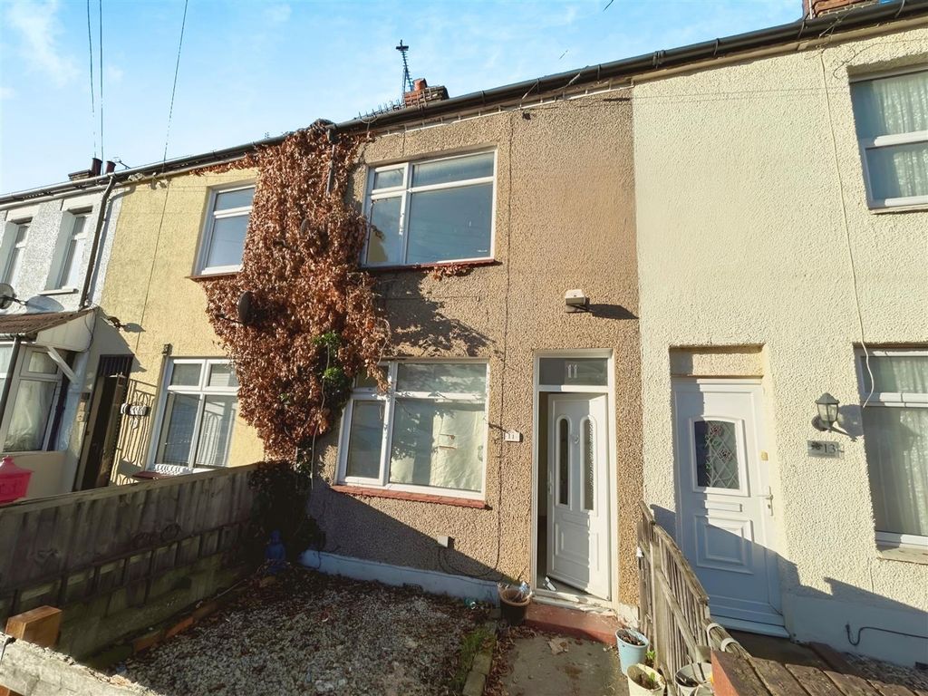 2 bed property to rent in Salisbury Road, Grays RM17, £1,400 pcm - Zoopla