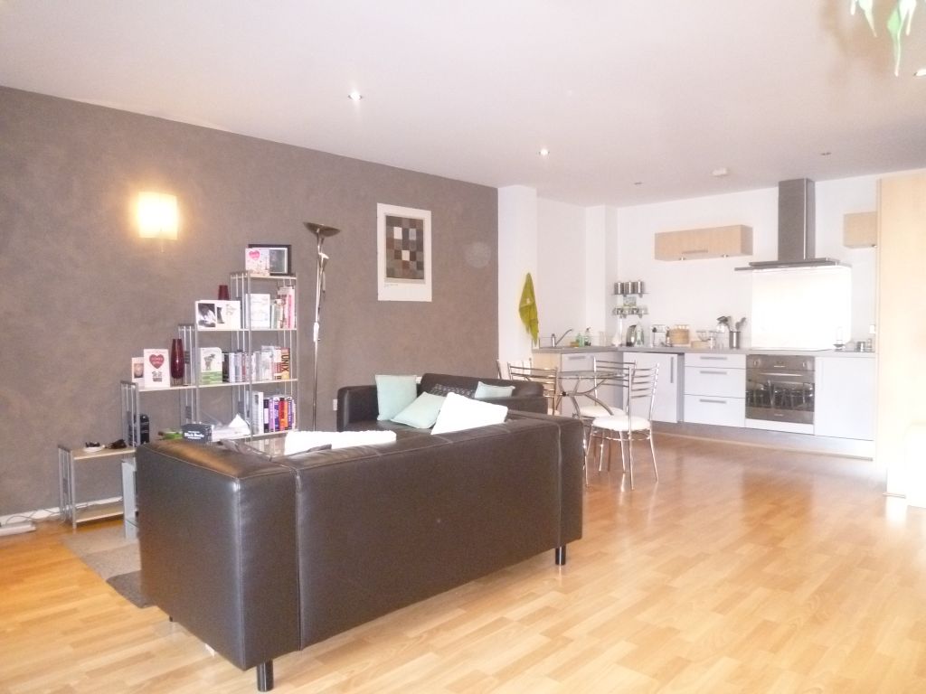2 bed flat to rent in Crown Street, Reading RG1 - Zoopla