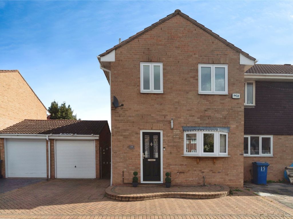 3 Bed Semi Detached House For Sale In Coltsfoot Court Grays Essex
