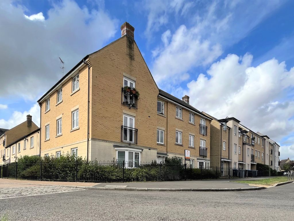 2 bed flat to rent in Sedge Way, Carterton OX18, £1,250 pcm - Zoopla