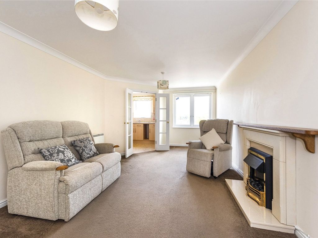 1 bed flat to rent in Roman Court, Edenbridge, Kent TN8, £1,200 pcm ...