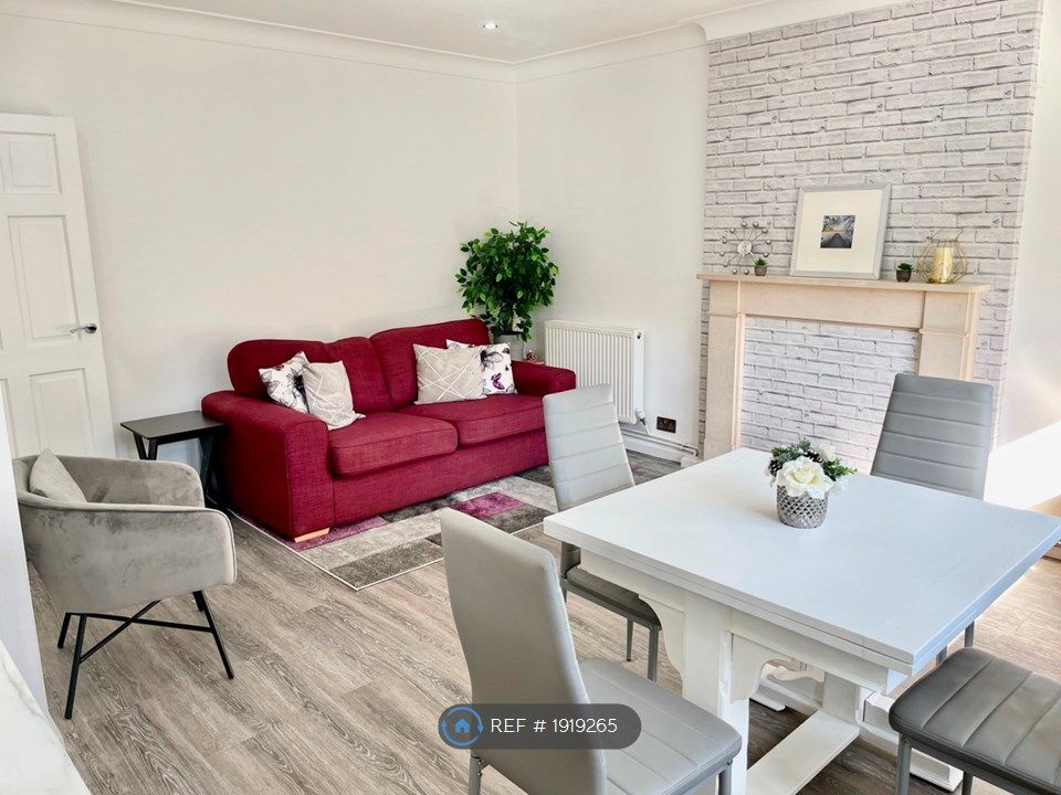 Room to rent in Palace Road, London SW2, £1,100 pcm - Zoopla