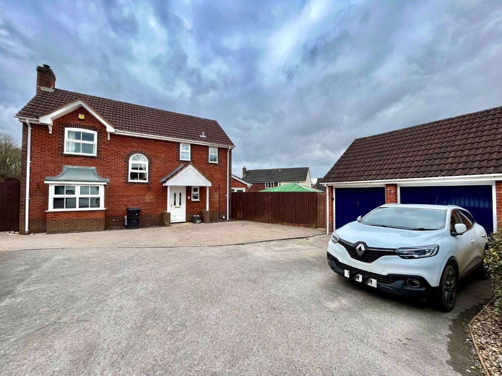 4 Bed Detached House For Sale In Juniper Close Tiverton Devon Ex16