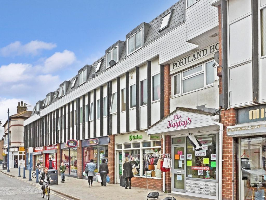 2 bed flat to rent in High Street, Sheerness ME12, £800 pcm - Zoopla