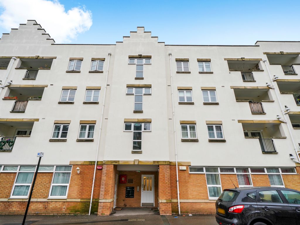 2 bed flat to rent in Morrish Road, London SW2, £2,550 pcm - Zoopla