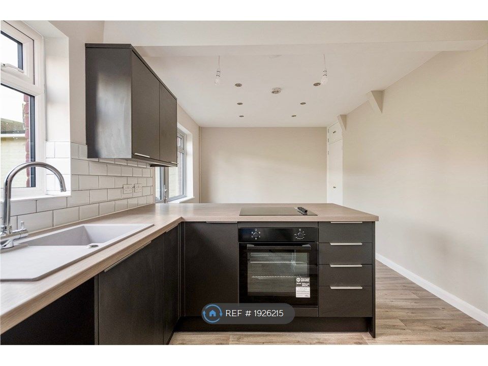 3 bed flat to rent in Orchard, Northfleet DA11, £1,600 pcm - Zoopla