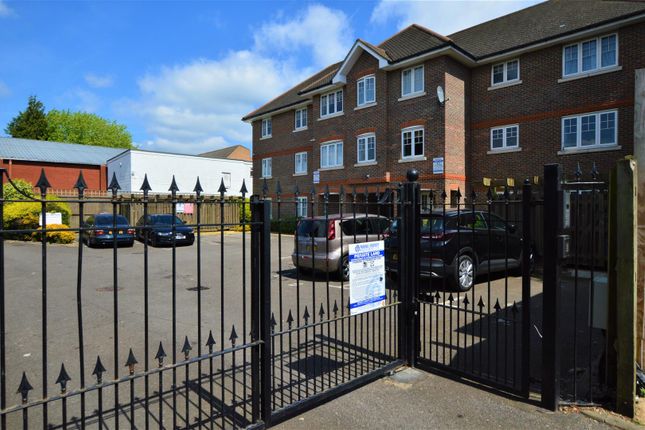 Fieldview Court, Farnham Road, Slough SL1, 2 bedroom flat for sale ...