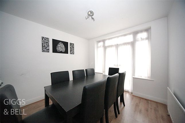 Blenheim Crescent Luton Bedfordshire Lu3 4 Bedroom Semi Detached