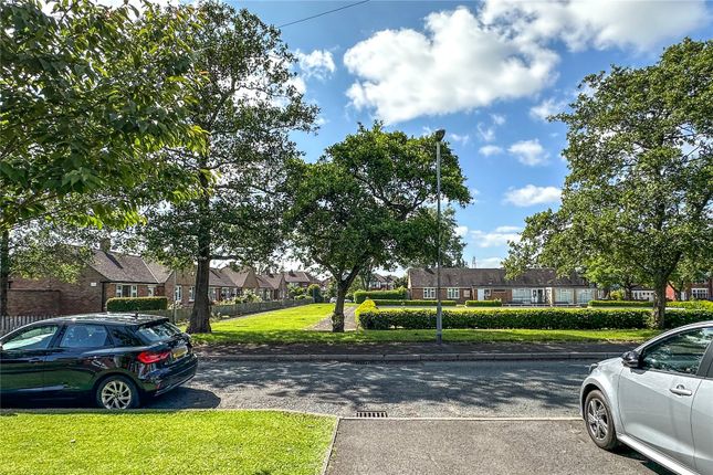 St. Georges Square, Chadderton, Oldham, Greater Manchester OL9, 3 ...