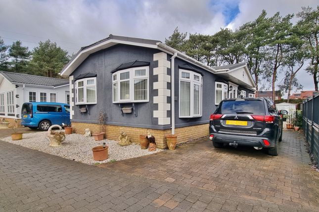 Hogmoor Road, Whitehill, Bordon GU35, 2 bedroom mobile/park home for ...