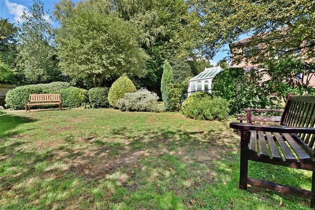 Wray Park Road, Reigate, Surrey RH2, 2 bedroom flat for sale - 49059649 ...