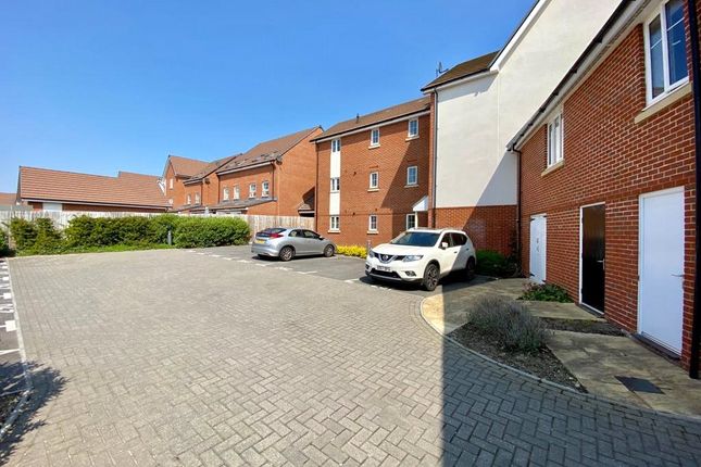 Whitlock Avenue, Wokingham, Berkshire RG40, 2 bedroom flat to rent ...