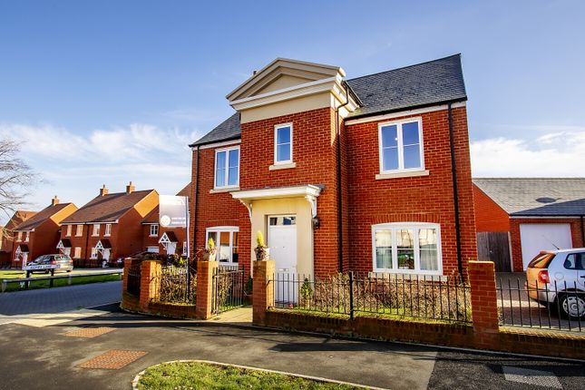 4 Bed Detached House For Sale In Scarletts Road Wellesley Aldershot