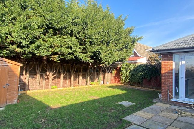 Manor Lane, Lower Sunbury TW16, 4 bedroom bungalow for sale - 64005345 ...
