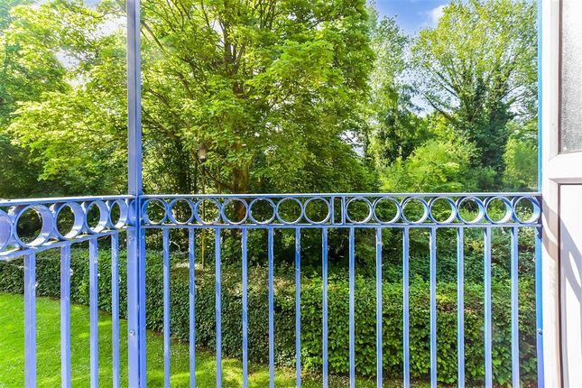 River Bank Close, Maidstone, Kent ME15, 2 bedroom flat for sale ...