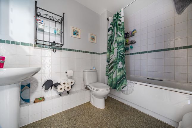 Richard Howe House, Palm Drive, Rochester ME1, 2 bedroom flat for sale ...