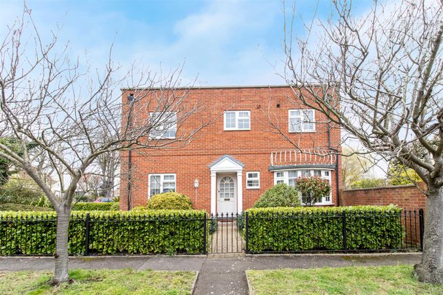 3 Bed Semi Detached House For Sale In Southbourne Grove Westcliff On