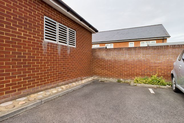 Springhead Parkway, Northfleet, Gravesend DA11, 4 bedroom terraced ...