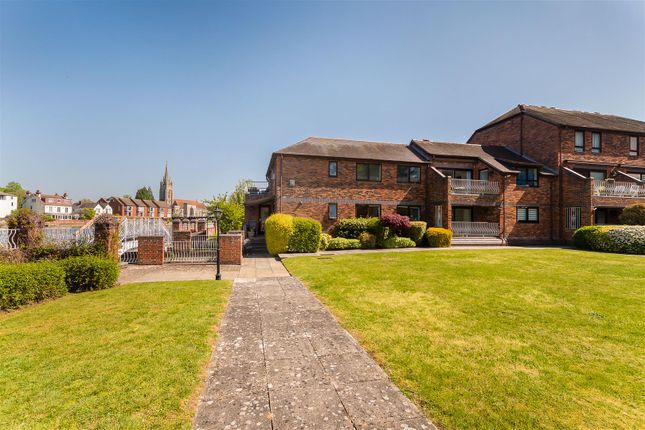 Rivermead Court, Marlow Bridge Lane, Marlow SL7, 2 bedroom flat to rent ...