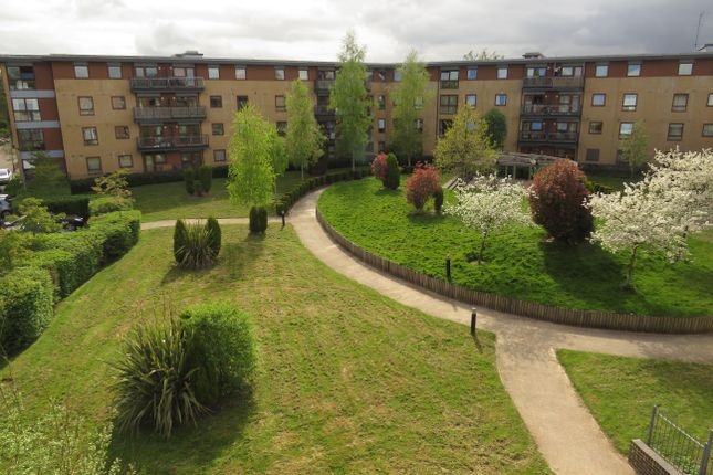 2 bed flat to rent in Commonwealth Drive, Crawley RH10 - Zoopla