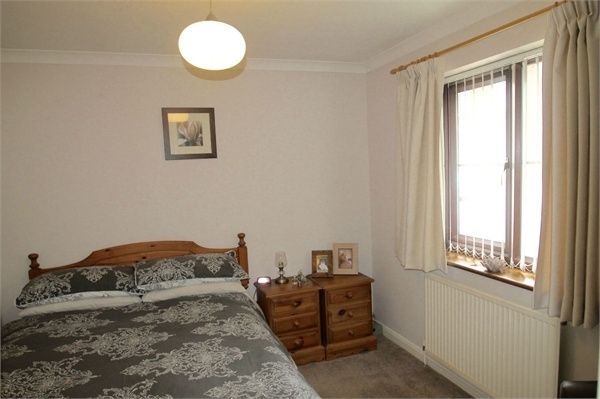 Bergholt Rd Colchester Essex Co4 2 Bedroom Detached Bungalow For