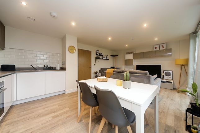 Hawker Drive, Addlestone KT15, 2 bedroom flat for sale - 63719336 ...