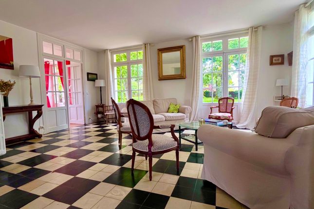 33 Rue Des Venetes, 56370 Sarzeau, France, 8 bedroom town house for ...