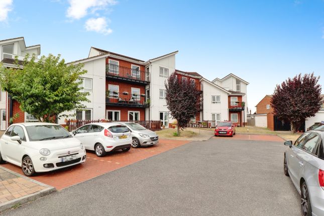 Hart Road, Benfleet SS7, 2 bedroom flat for sale - 68061035 | PrimeLocation