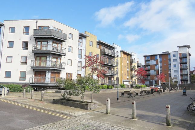 2 bed flat for sale in Commonwealth Drive, Crawley RH10 - Zoopla