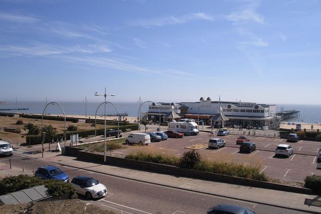 Kirkley Cliff, Lowestoft NR33, 2 bedroom flat to rent - 48498337 ...