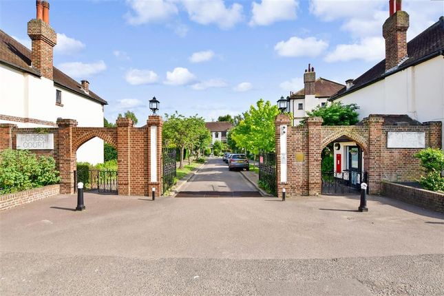 Forest Court, London E11, 2 bedroom flat for sale - 64726779 ...
