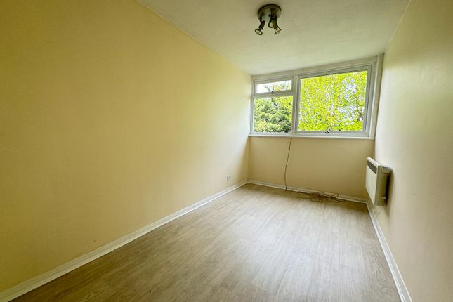 Long Green, Chigwell IG7, 2 bedroom maisonette to rent - 67178131 ...