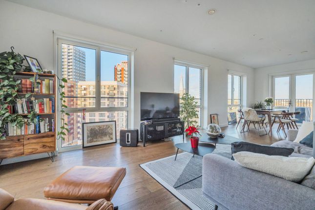 Heygate Street, Elephant And Castle, London SE17, 3 bedroom flat for ...