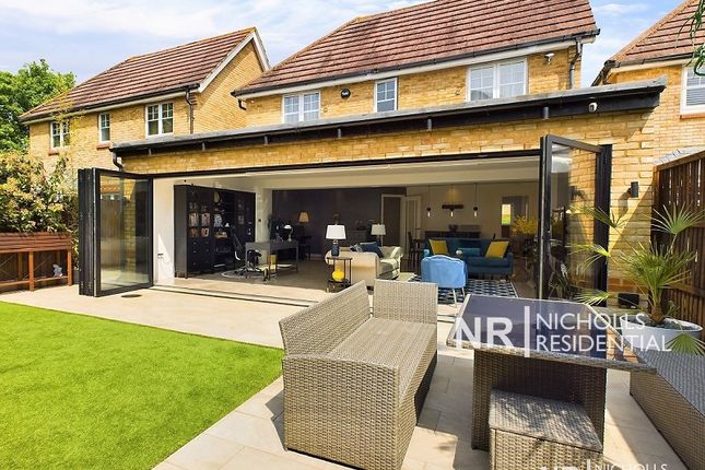 Grapsome Close, Chessington, Surrey. KT9, 4 bedroom detached house for ...