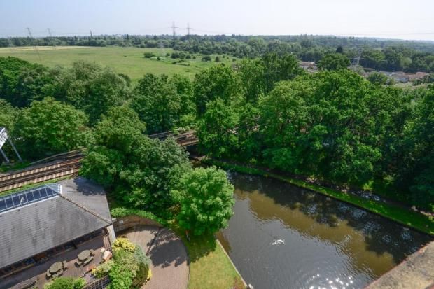 Bourneside Road, Addlestone KT15, 2 bedroom flat to rent - 64341954 ...