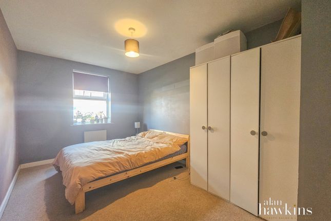 Cloatley Crescent, Royal Wootton Bassett SN4, 2 bedroom flat to rent ...