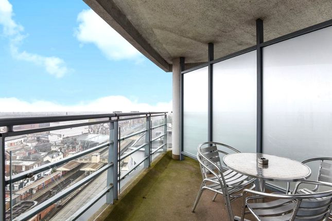 Station Approach, Woking GU22, 2 bedroom flat for sale - 64391926 ...