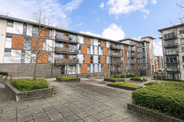 2 bed flat for sale in Commonwealth Drive, Three Bridges, Crawley, West ...