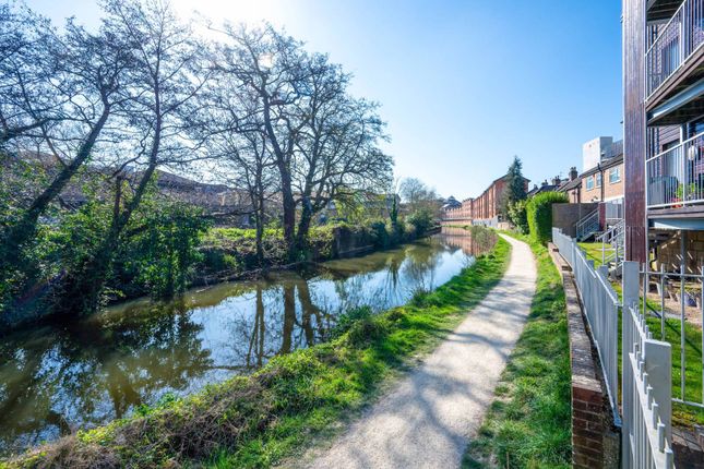 Walnut Tree Close, Guildford GU1, 2 bedroom flat to rent - 69934571 ...