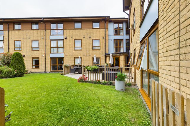 Commonwealth Drive, Crawley RH10, 2 bedroom flat for sale - 59098561 ...
