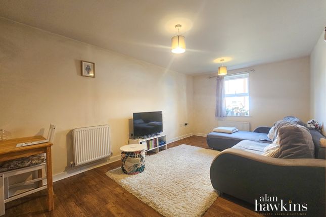 Cloatley Crescent, Royal Wootton Bassett SN4, 2 bedroom flat to rent ...