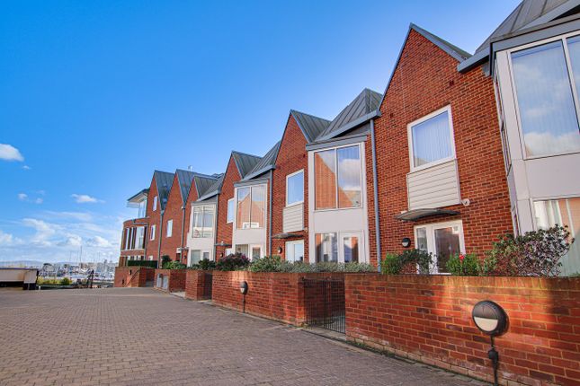 Ainslie Place, Lymington SO41, 2 bedroom flat for sale - 63137583 ...