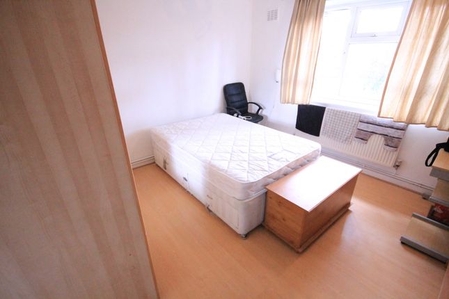 Room to rent in Lister Court, Yoakley Road, Stoke Newington N16 - Zoopla