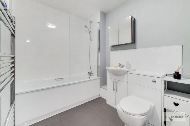 Annabelle Court, New Road, Rainham RM13, 2 bedroom flat to rent ...