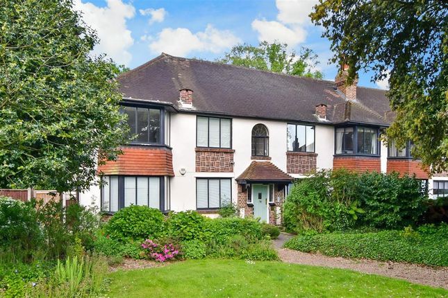 Forest Court, London E11, 2 bedroom flat for sale - 64726779 ...