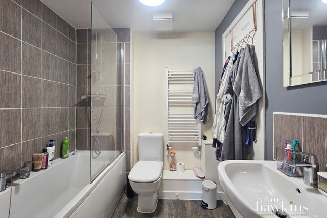 Cloatley Crescent, Royal Wootton Bassett SN4, 2 bedroom flat to rent ...